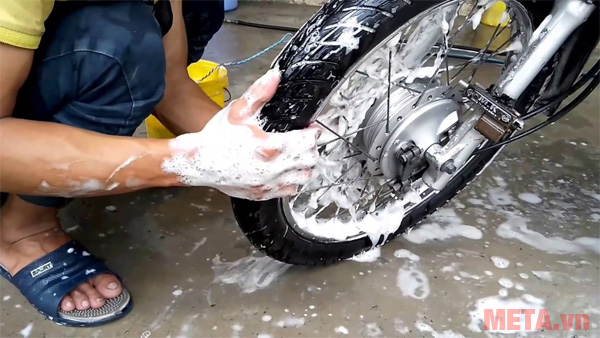 6 bước rửa xe sạch ngay tại nhà - META.vn